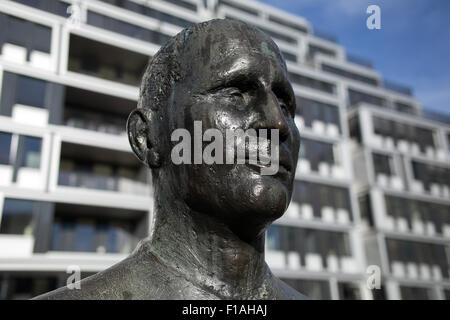 Germany, Berlin, Mitte, statue of Bertolt Brecht outside Berliner ...