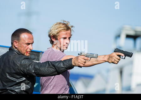 The actors Erdogan Atalay (l - as 'Semir Gerkhan') and Daniel Roesner ...