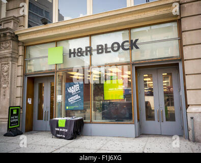 An H R Block tax preparation office in Midtown Manhattan Stock Photo ...