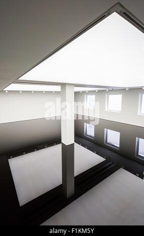 Richard Wilson and his oil installation in Saatchi gallery Stock Photo ...