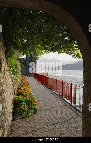 Walkway on the lakeside of Lake Como Stock Photo - Alamy