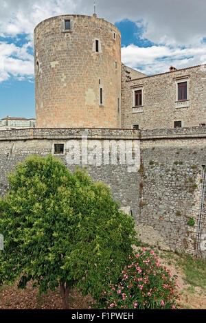 Castle aragonese of Venosa in Basilicata Stock Photo - Alamy