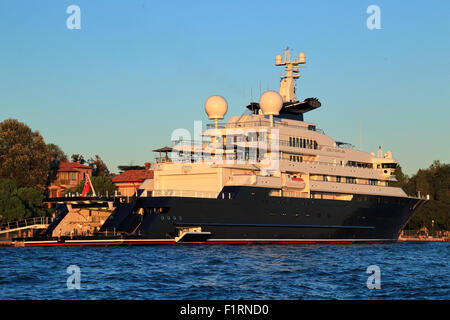 Paul Allen's yacht Octopus, IMO 1007213, Venice Stock Photo - Alamy