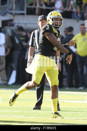 Oregon quarterback Vernon Adams Jr. (3) holds up his daughter Addison ...