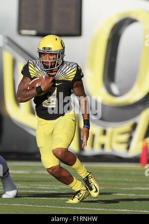 Oregon quarterback Vernon Adams Jr. (3) holds up his daughter Addison ...
