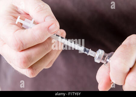Drawing insulin from vial with syringe Stock Photo - Alamy