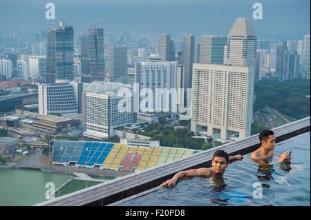 Singapore, Marina Bay, swimming-pool on the rooftop of Marina Bay Sands ...