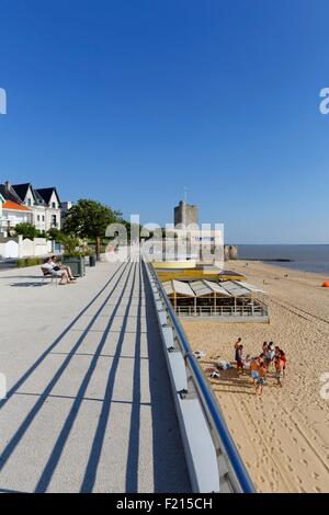 France, Charente Maritime, Fouras, Great beach with Fouras Fort in ...