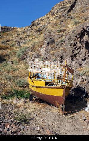 Old Disused Boat on Dry Land Stock Photo - Alamy