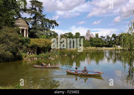 View of the lake Daumesnil and romantic Temple of Love on the island ...