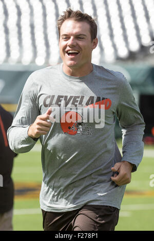 New York Jets quarterback Kevin O'Connell looks to pass against the ...