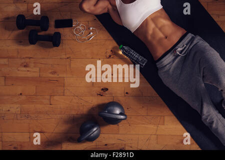 Yoga mat and dumbbells Stock Photo - Alamy