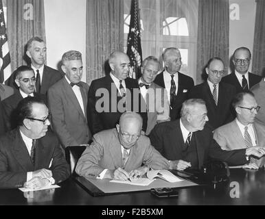 1950s PRESIDENT DWIGHT D. EISENHOWER SIGNING A PROCLAMATION - q73345 ...
