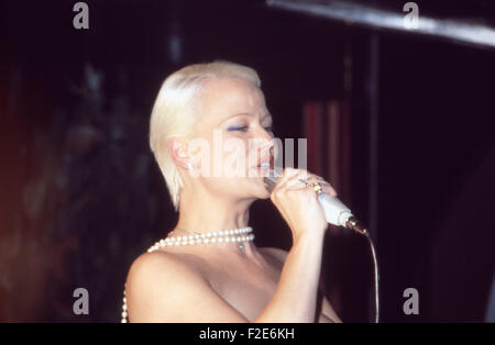Deutsche Schauspielerin Heidi Stroh singt bei einem Auftritt ...
