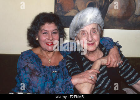 Schauspielerinnen Margit Symo (links) und Rosl Mayr, Deutschland 1980er ...