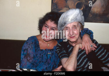 Schauspielerinnen Margit Symo (links) und Rosl Mayr, Deutschland 1980er ...