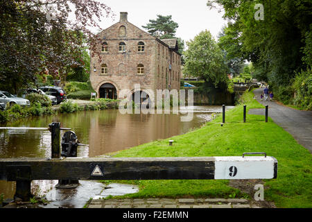 England, cheshire, marple, canal boats and pretty cottages Stock Photo ...