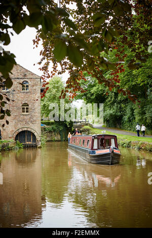 Canal boat in the top lock of the Stoke Bruerne flight, Stoke Bruerne ...
