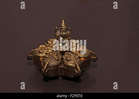 VINTAGE INDIAN SINDUR KUMKUM POT Stock Photo - Alamy
