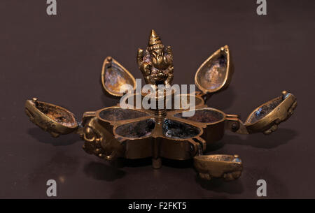 VINTAGE INDIAN SINDUR KUMKUM POT Stock Photo - Alamy