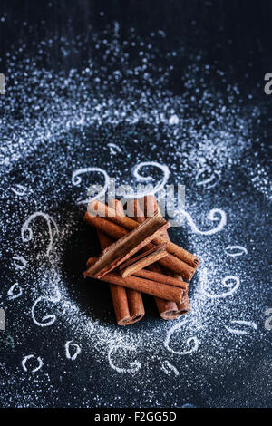 Dry cinnamon sticks aroma heap for cooking Stock Photo - Alamy