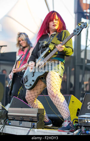 DONITA SPARKS, JENNIFER FINCH, L7, GLASTONBURY 94: Singer and guitarist ...