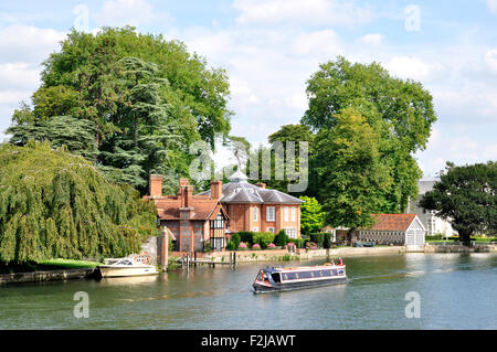 Riverside houses by River Thames, Marlow, Buckinghamshire, England ...