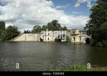 The Grand Bridge by John Vanbrugh and Blenheim Palace, birthplace of ...