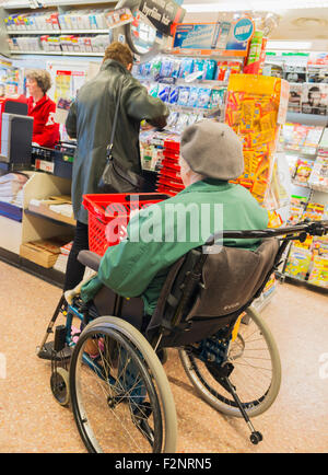 senior citizen cashier at a grocery store Stock Photo: 105527419 - Alamy