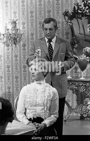 Friseurmeister Dieter Haak gestaltet eine Damenfrisur, Deutschland ...