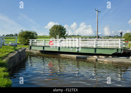 Swing bridge over Leeds Liverpool canal,Rodley Stock Photo - Alamy