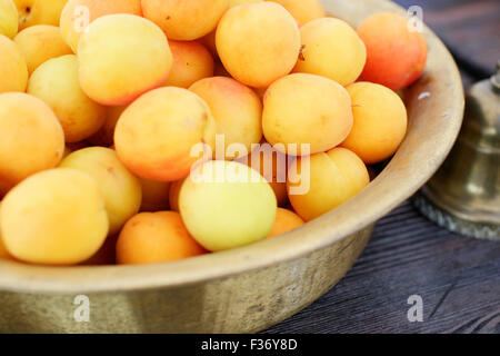 dish with fresh apricots close-up Stock Photo - Alamy