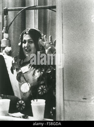 MAMA CASS ELLIOTT US singer with Jimi Hendrix in 1969 Stock Photo - Alamy