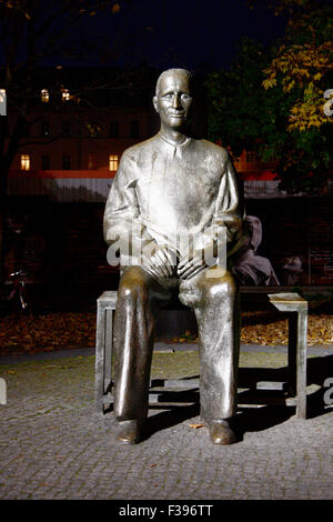Bert Brecht-Statue vor dem Berliner Ensemble, Berlin-Mitte Stock Photo ...