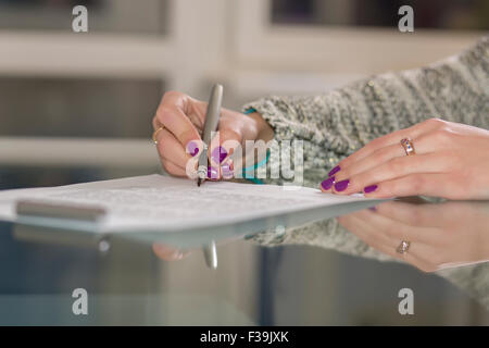 Lady signs contract Stock Photo - Alamy