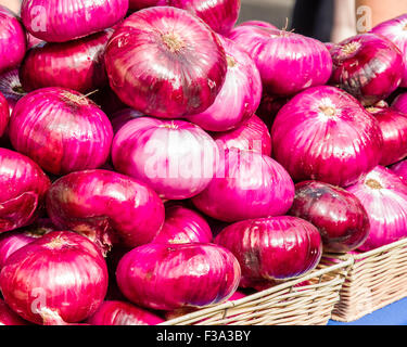 Fresh red onions on display at the farmers market Stock Photo - Alamy