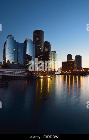Fort Point Channel and view of the Boston skyline Stock Photo - Alamy