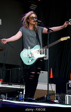 Claire Dunn Performs at the Kicker Country Concert in Manhattan, Kansas ...