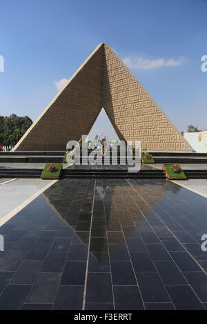 Cairo, Egypt. 6th Oct, 2015. Egyptians visit the Sadat Memorial on the ...
