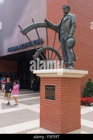 Statue of Thomas Ryman outside of the Ryman auditorium in Nashville ...