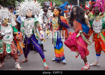 Artists performing Bengal folk dance Stock Photo - Alamy