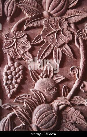 Angur design on pillar in Diwan-e-Khas in Fatehpur Sikri built during ...