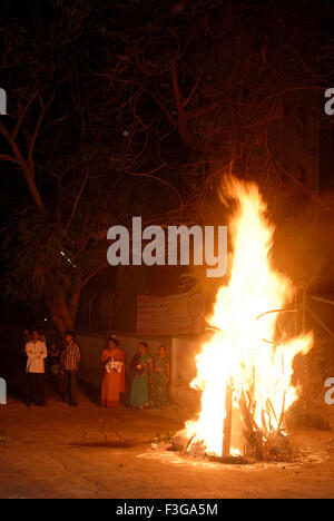 Holika bonfire ; Holi festival ; Bombay ; Mumbai ; Maharashtra ; India ...