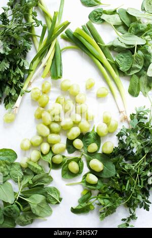 A high-angle shot of raw onions on a wicker mat Stock Photo - Alamy
