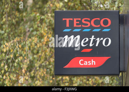 Tesco Metro shop sign logo Stock Photo - Alamy