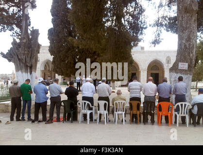 Jerusalem, Israel. 21st Sep, 2015. Ultra-orthodox Jews pray as they ...
