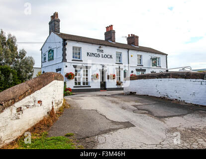 The King's Lock pub on the Trent and Mersey canal at Middlewich ...