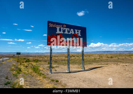 Welcome to Utah sign, Monument Valley, Navajo Nation, Utah/Arizona ...