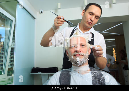 man repaint the hair in a beauty salon Stock Photo - Alamy