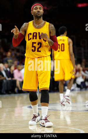Cleveland Cavaliers guard Mo Williams warms up before facing the Denver ...